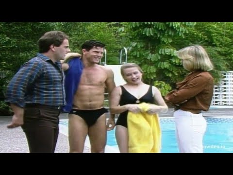Mark Conroy 2 en speedo Sons and Daughters - YouTube