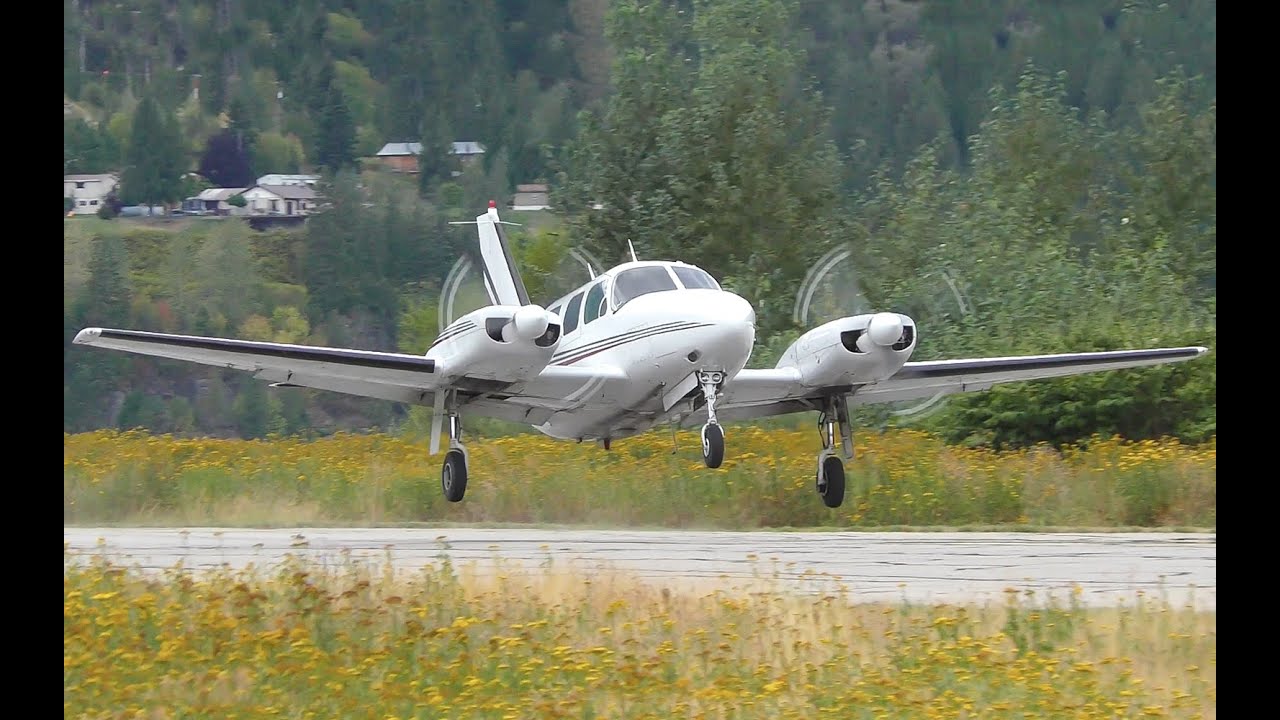 Piper PA-31 Navajo Takeoff - YouTube