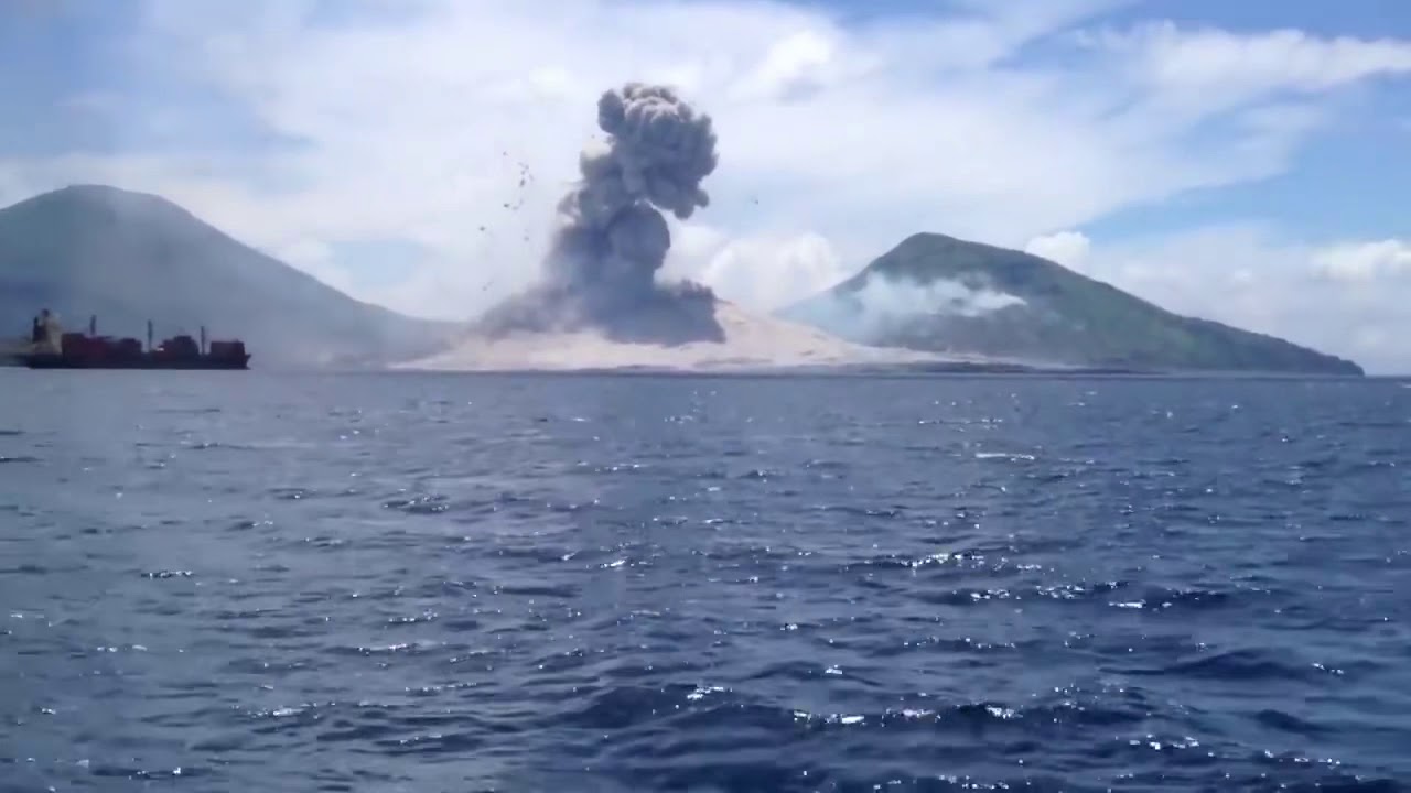 Volcano eruption (sound) 🎧 صوت ) انفجار بركان ) - YouTube