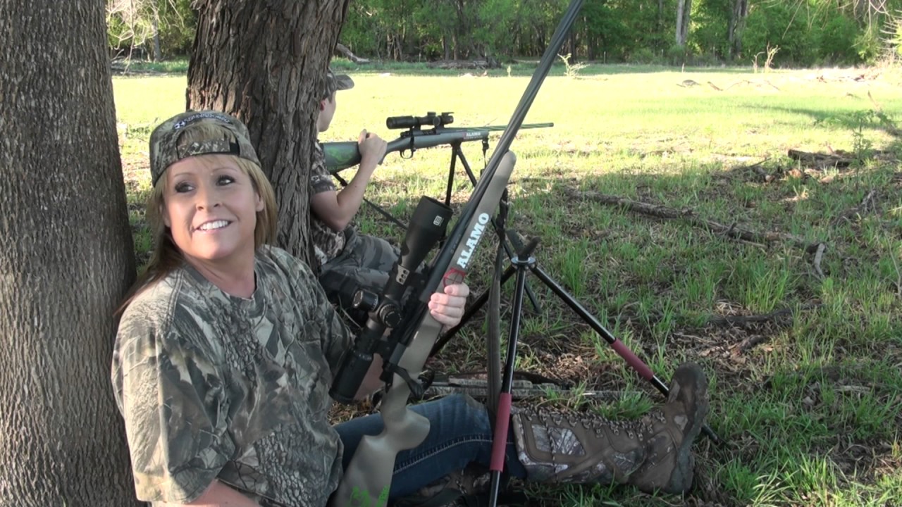 Lady Hunter Calling Hogs Big Hog Hunting - YouTube