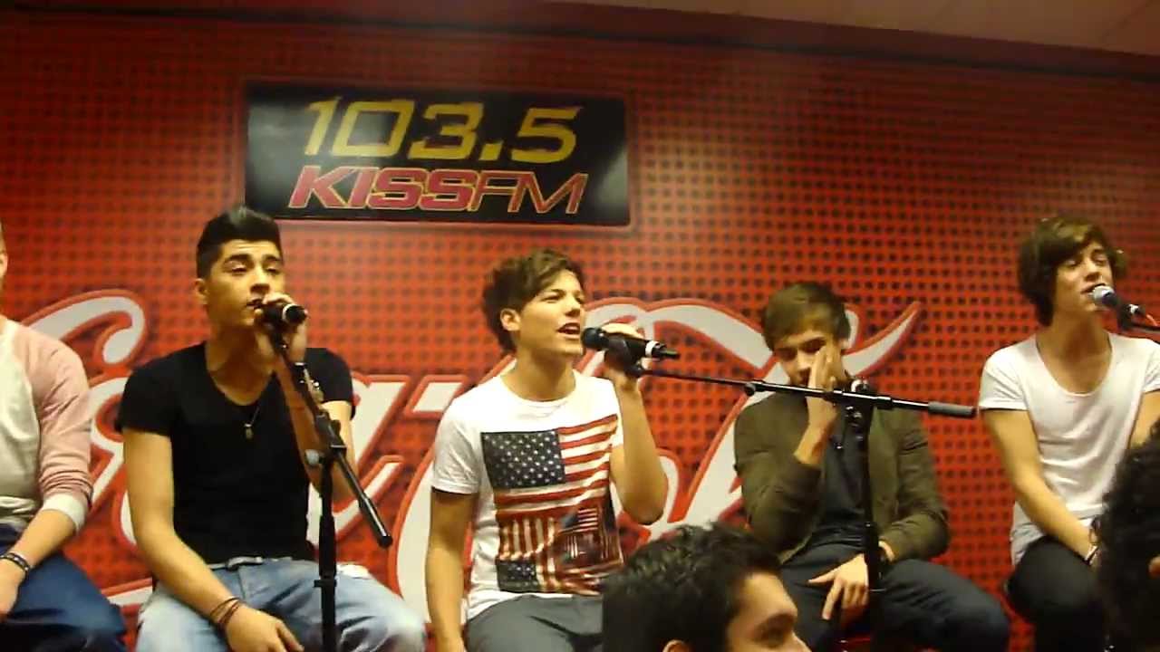 One Direction's First Ever Public Performance in America - YouTube