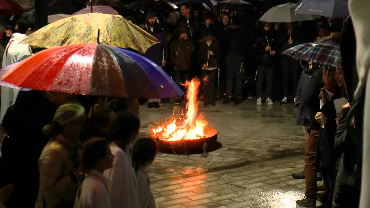 Bénédiction du Feu pascal et préparation du Cierge pascal pour la ...