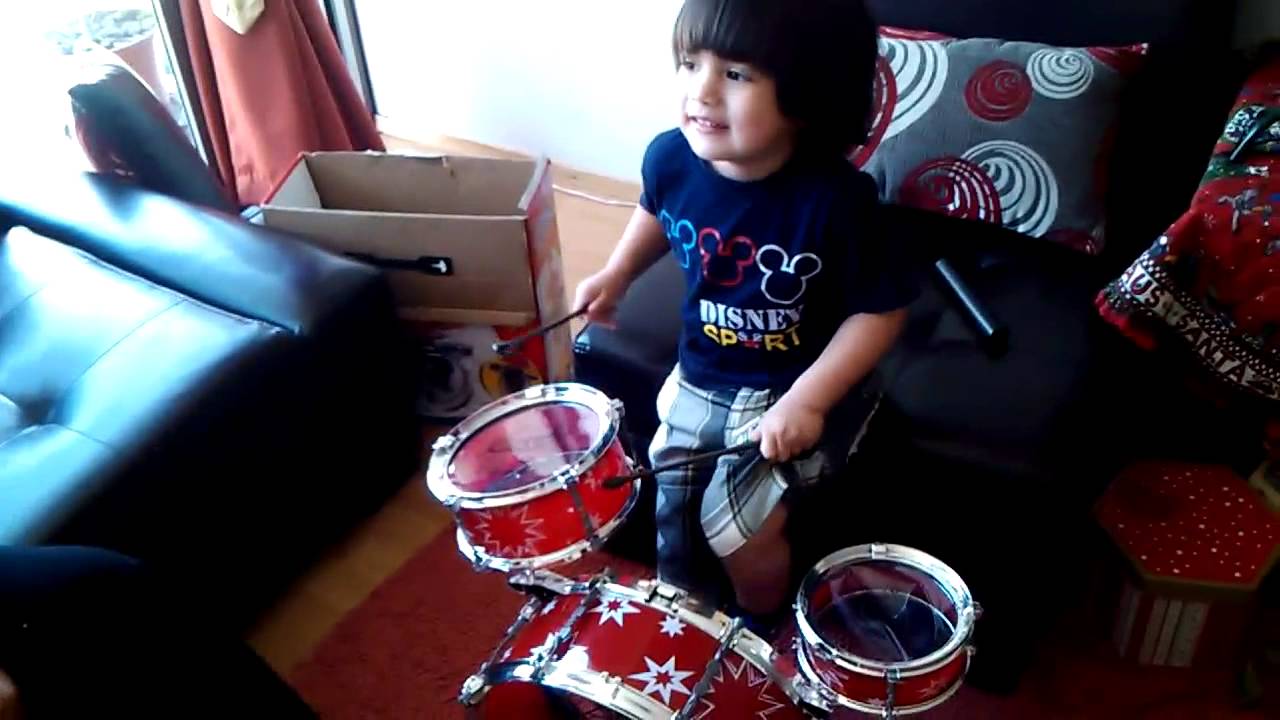SAUL ANDRE CANTA Y TOCA LA BATERIA - LOS PECES EN EL RIO - YouTube