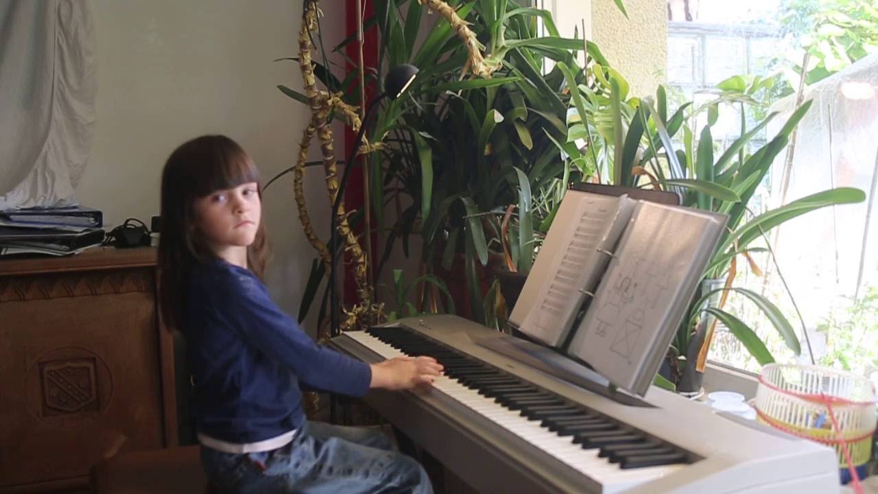 Ina Mayer, 5 Jahre spielt das "Feenlied" von Charly J. Kalkhofer - YouTube