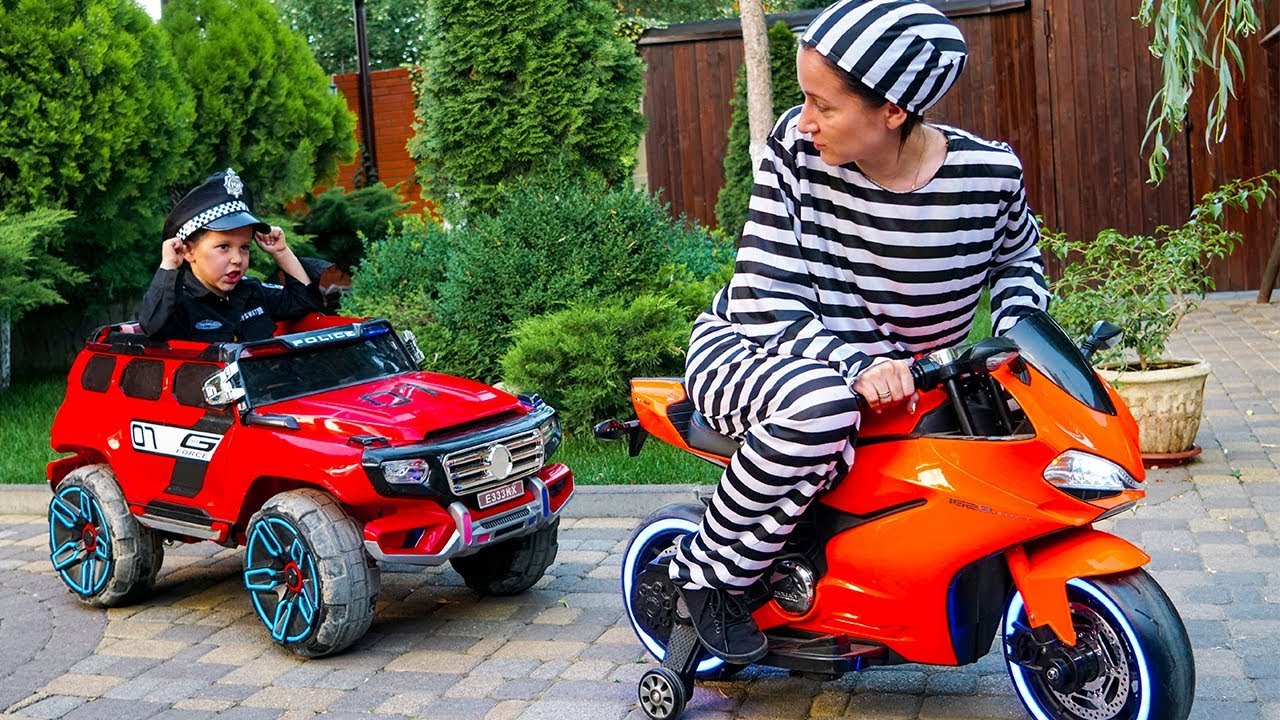 The Women take Wheel from the car Tema ride on Police car to catch ...