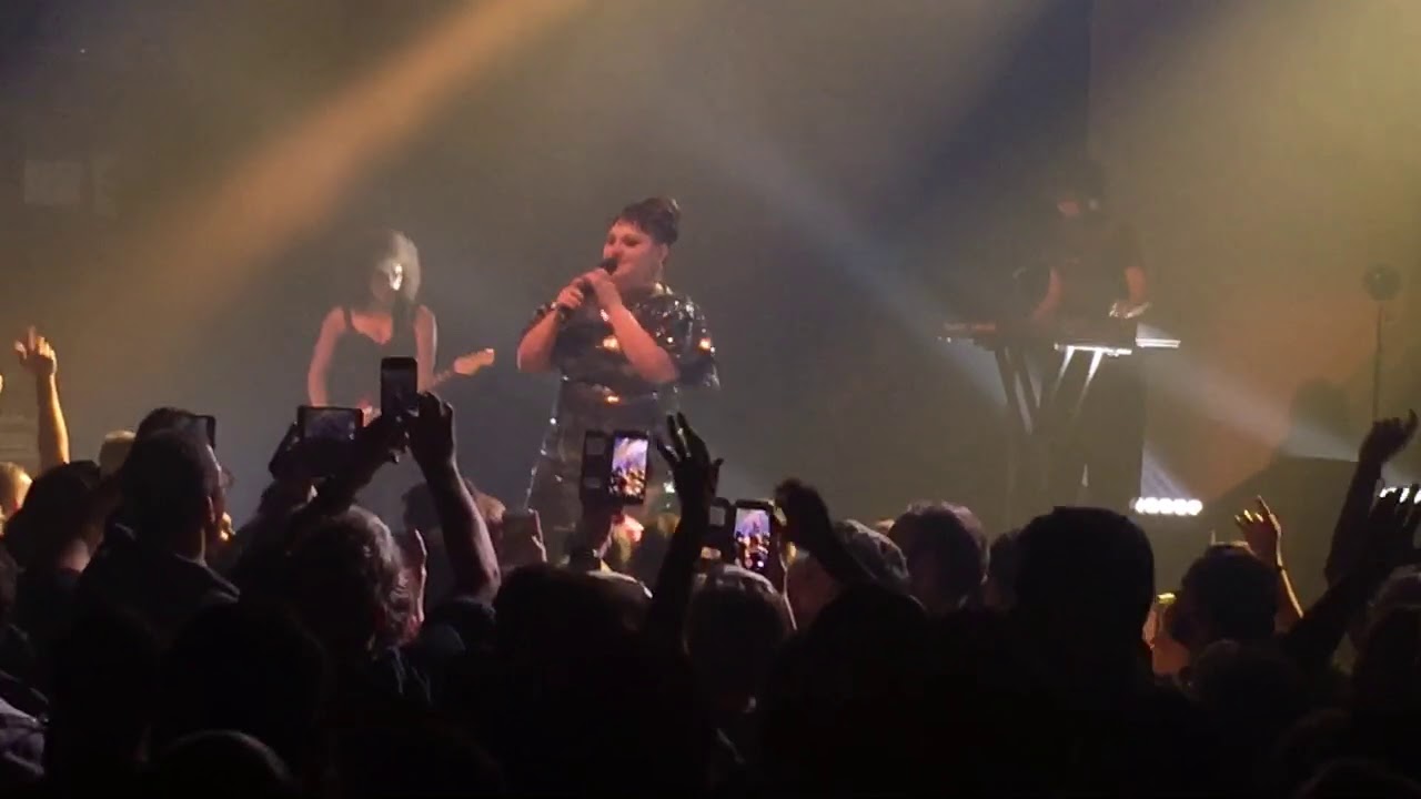 Beth Ditto - Clouds & Heavy Cross - Paris Le Bataclan - YouTube