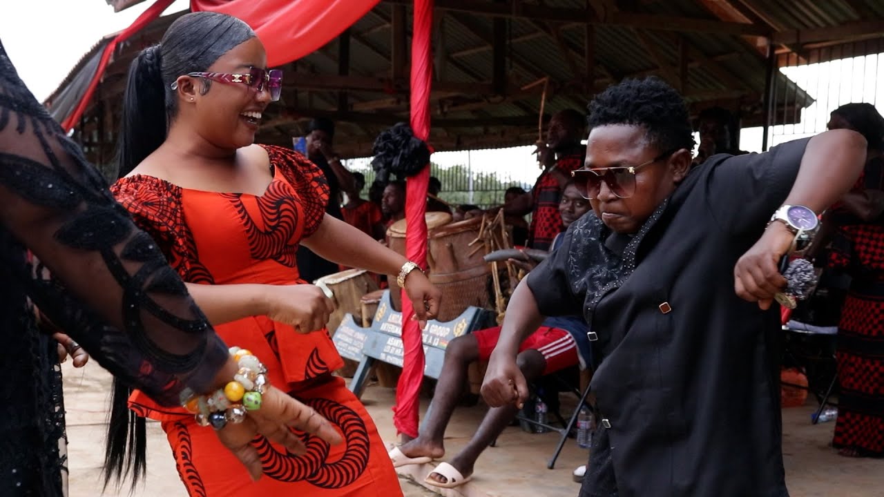 👍🏾WAYOOSI AND HIS WIFE K!LL THE FLOOR WITH ADOWA DANCE MOVES - YouTube