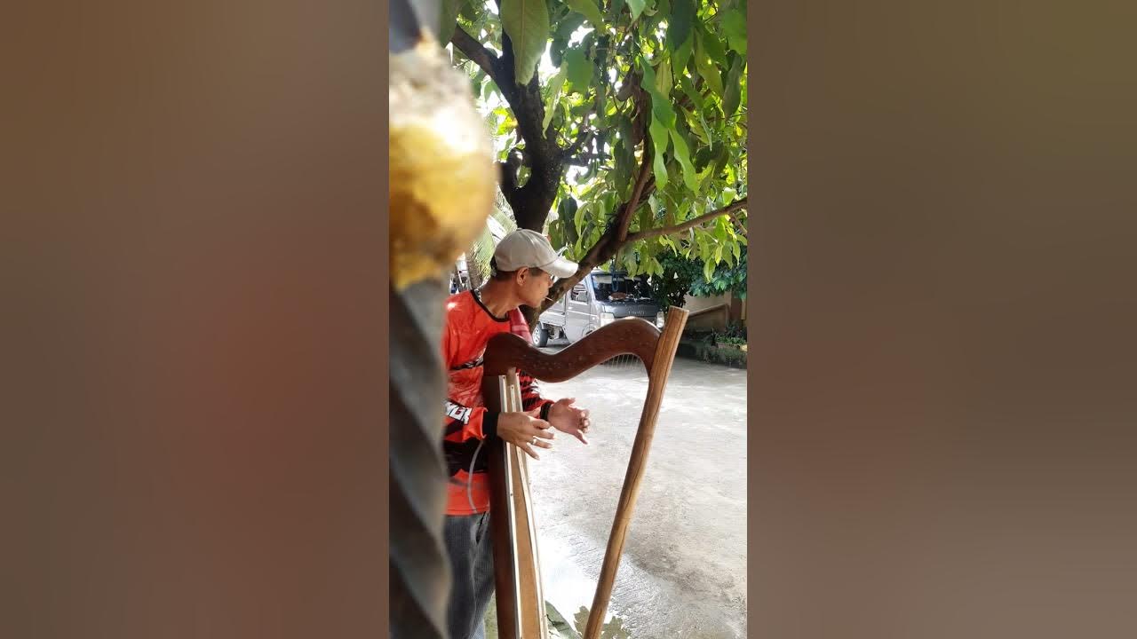 Gandang pakinggan ng kakaibang caroling ni Manong. - YouTube