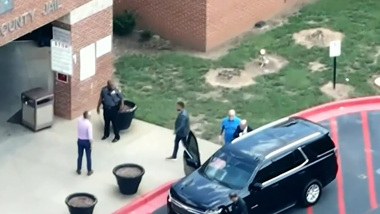 Rudy Giuliani arrives at Fulton County Jail to surrender in 2020 ...