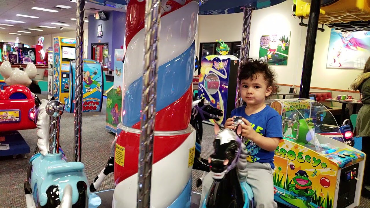Ricky and Isaac at Chuck e Cheese - YouTube