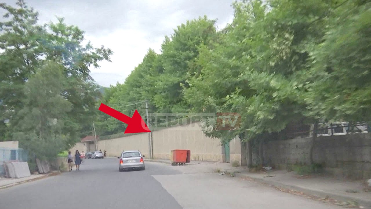 Report TV -Banesa e rrethuar e Nehat Kullës në Tiranë - YouTube