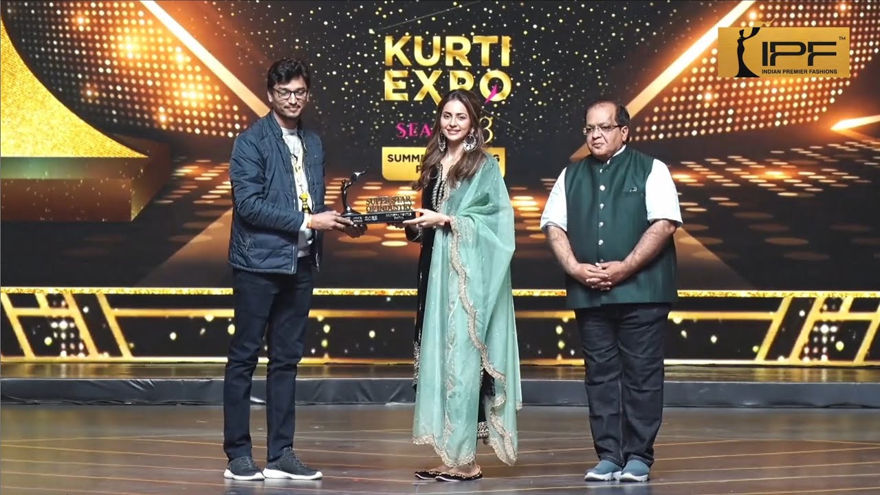 MUNGIPA TEXTILE, PATNA | SUPER STAR OF INDUSTRY AWARD Given by Actress ...