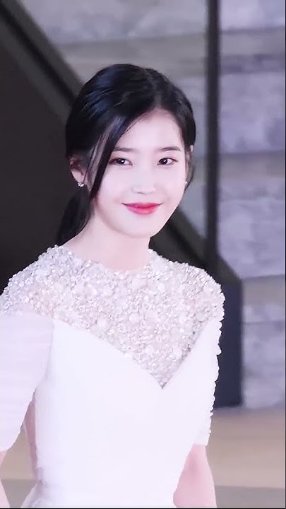 知恩 在这样剧烈的闪光灯下是怎么做到眼睛不眨的？真的是绝绝子yyds#李知恩#iu - YouTube