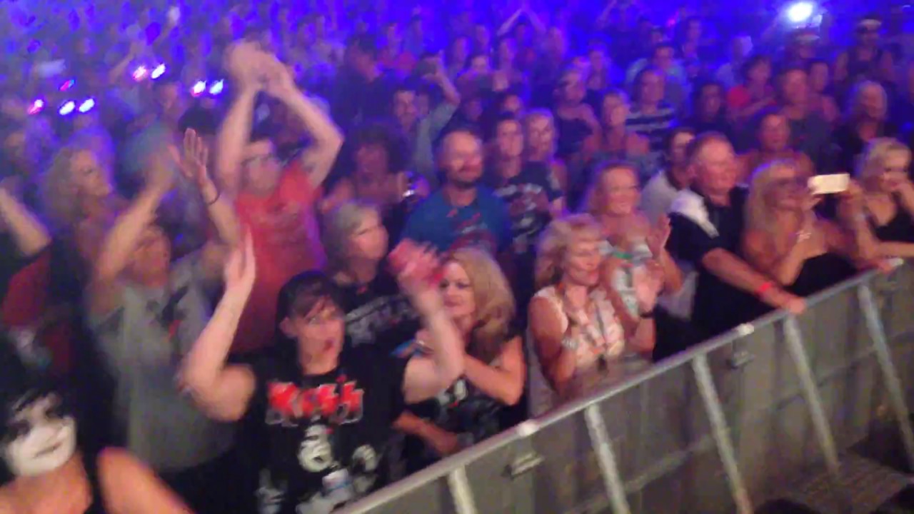 Kissperience at Pan Pacific Games 2016 from the stage - YouTube