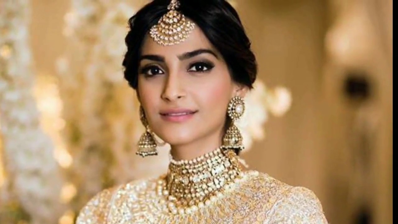 Sonam Kapoor And Anand Ahuja's Big Fat Mehendi - YouTube