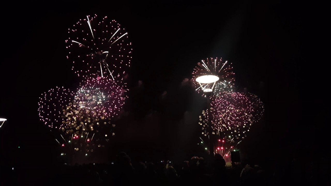 In with a bang 2017 Hull fireworks 4k part 2 of 3 - YouTube
