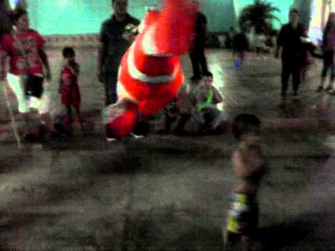 Judas dándole a la piñata..!!! - YouTube
