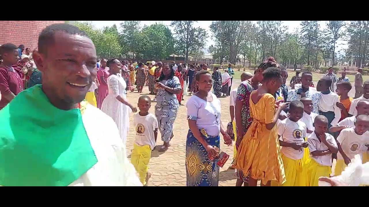 VIWAWA PAROKIA MALKIA WA AMANI JIMBO KATOLIKI GEITA WAKISHEREKEA YA ...