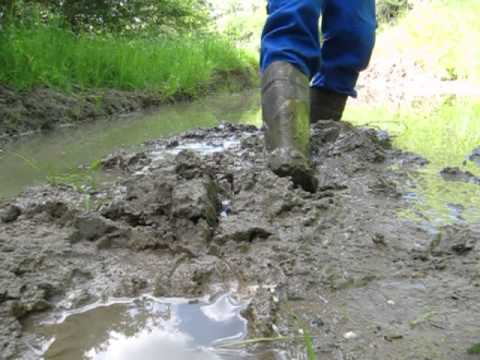 Dunlop Purofort+ in deep mud - YouTube