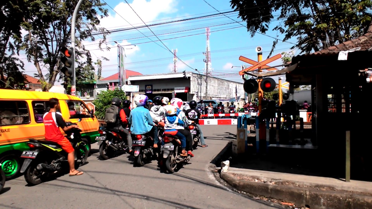 Perlintasan KA Jln. Rajawali, Sidoarjo - YouTube