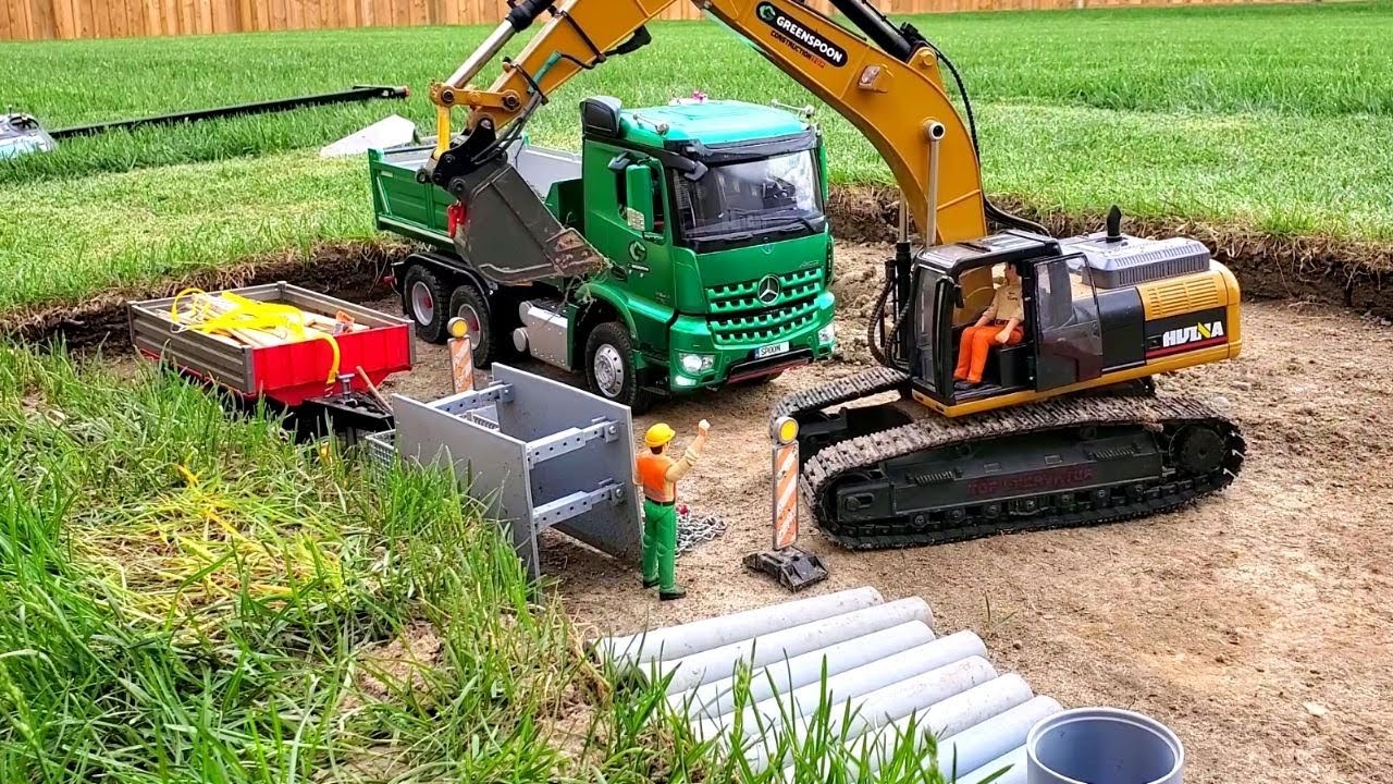 Amazing Realistic RC Excavator Installing Water Pipe! - YouTube