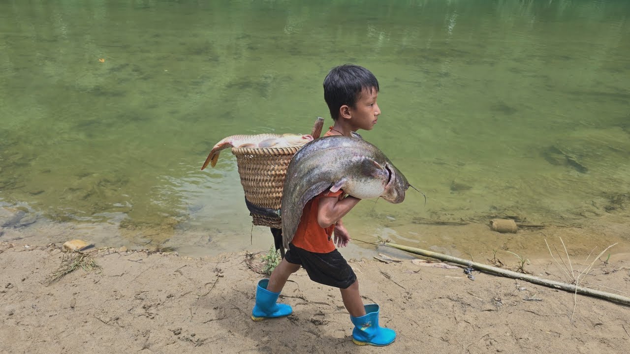 fishing skills, An orphan boy khai caught a catfish weighing 8kg ...