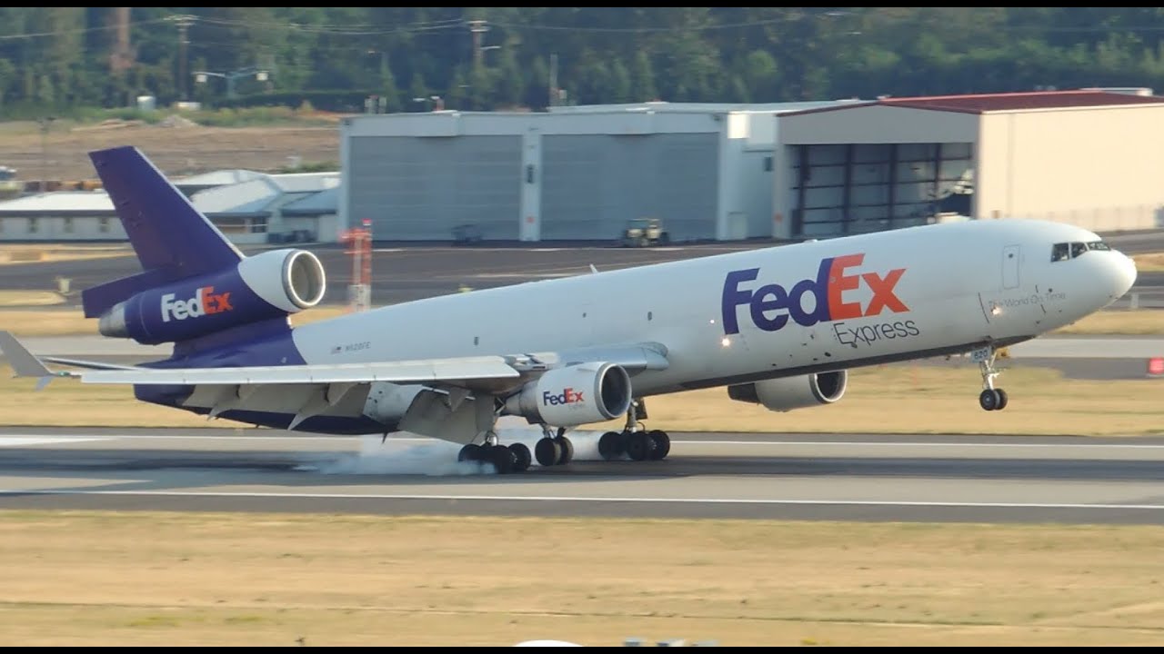 FedEx McDonnell Douglas MD-11F [N620FE] landing in PDX - YouTube
