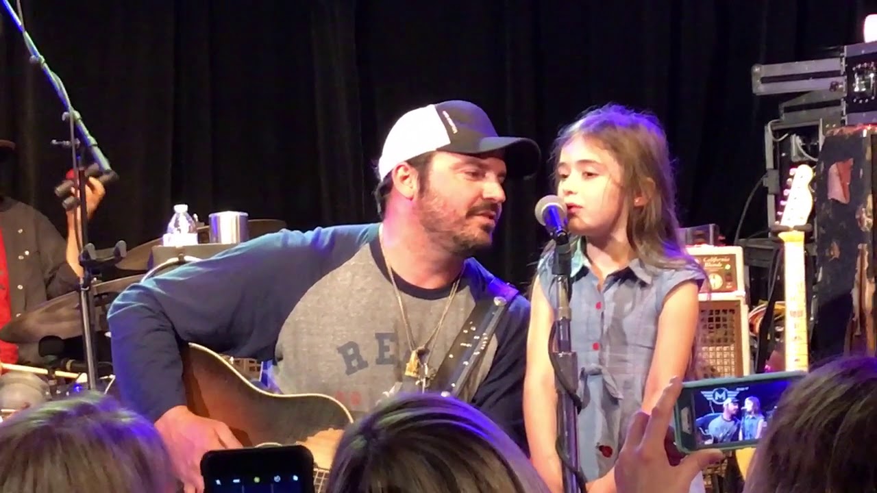 Little Girl sings with Reckless Kelly! - YouTube