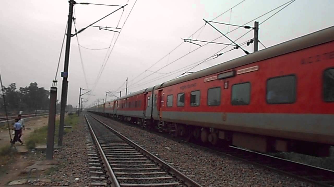 Sealdah Rajdhani Express freed from NSE BSNL ads - YouTube