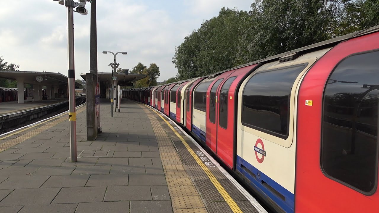London Underground 1992 Stock 91163 and 91035 at Loughton - YouTube