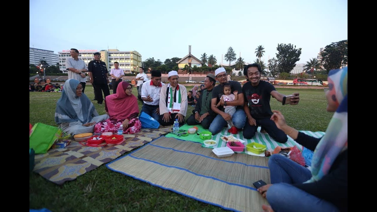 Aminuddin sertai masyarakat buka puasa di Padang MPS - YouTube