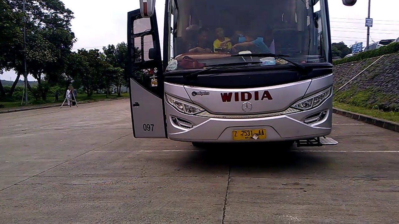 Telolet ajib bus widia bareng anak anak bmc - YouTube