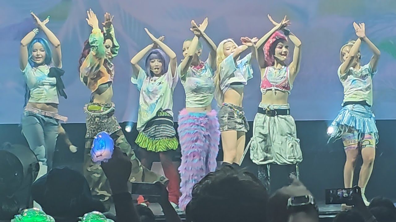 XG - NEW DANCE - The First Howl (1st World Tour) in Chicago - YouTube