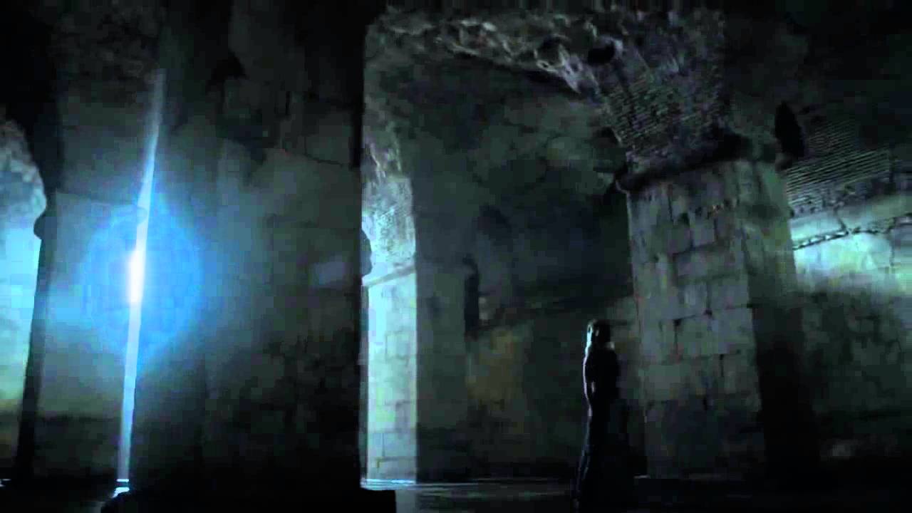 Game of Thrones S04E10 Daenerys chains up Viserion and Rhaegal - YouTube