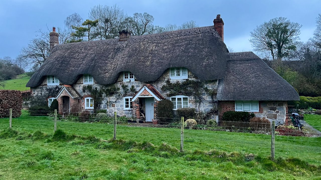 Rain WALK - Exploring Thatched Cottage Charms in Lockeridge, ENGLAND ...