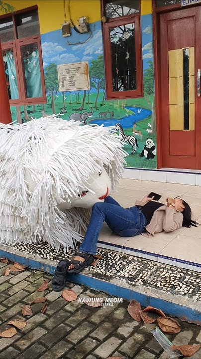 can macanan gigit kaki cewek cantik - YouTube