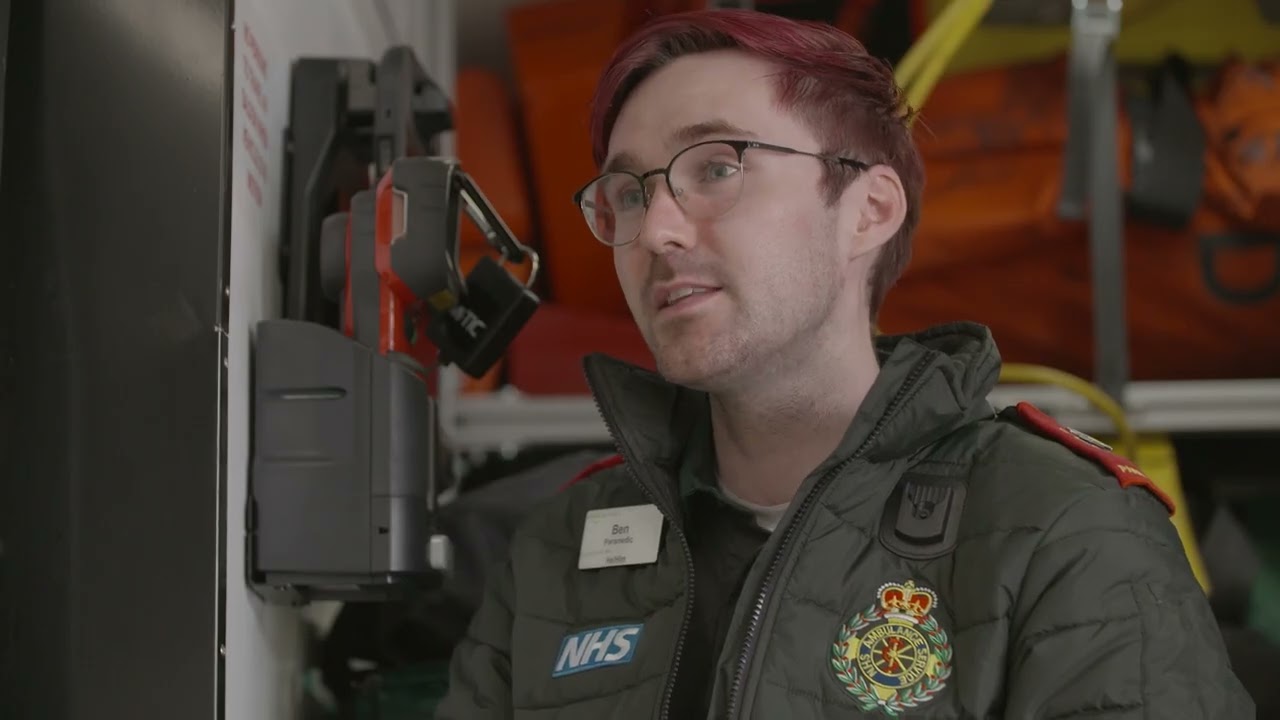 ASK A PARAMEDIC What s The Difference Between 999 And 111 YouTube