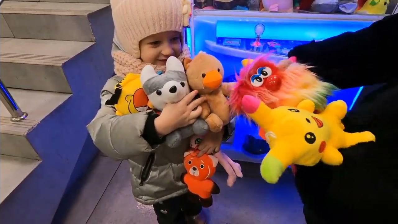 Выиграли 14 игрушек за 25 минут / Играем в автомате Хватайка - YouTube
