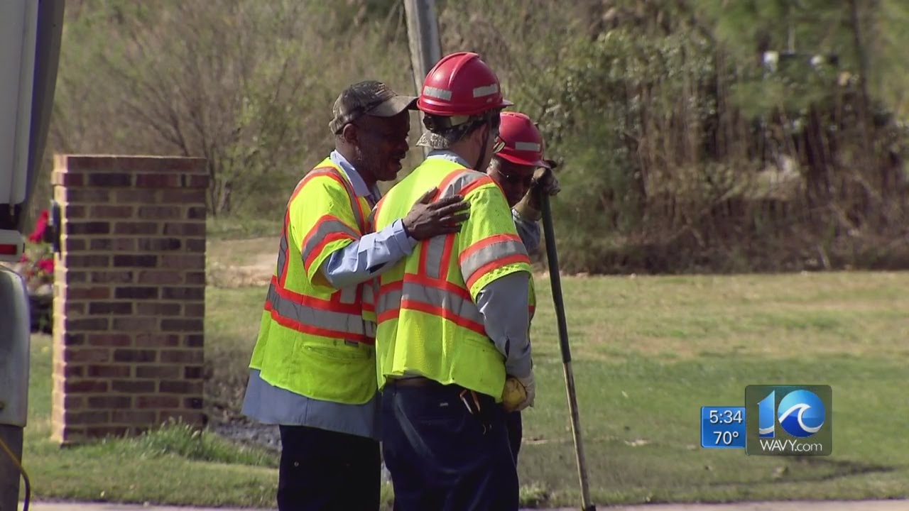 Crews clean up sewage spill in Chesapeake - YouTube