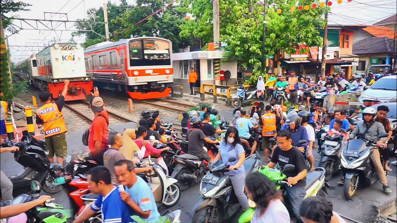 🔴Dikenal Perlintasan paling sibuk macet gang stasiun sentiong ‼️kereta ...