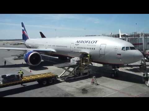Loading baggage into a Boeing 777-300 ER - YouTube