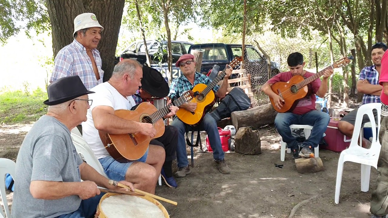 Chamarrita y los secuaces - YouTube