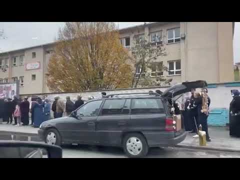 Açlık ve yoksullukla sınanma fırsatını kaçırmak istemeyen vatandaşlar yağmura aldırış etmedi...