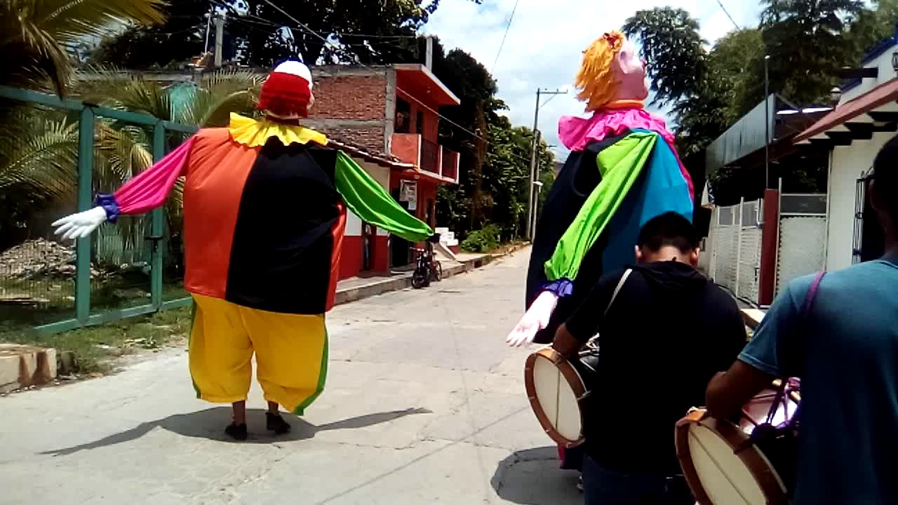 Muñecones - YouTube
