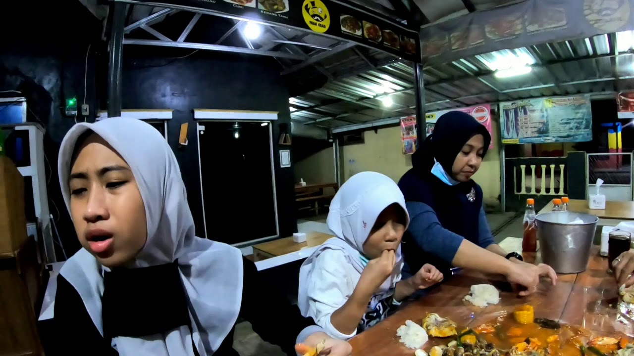 Seafood Tuan Crab Subang langsung ditumpahin ke meja. - YouTube