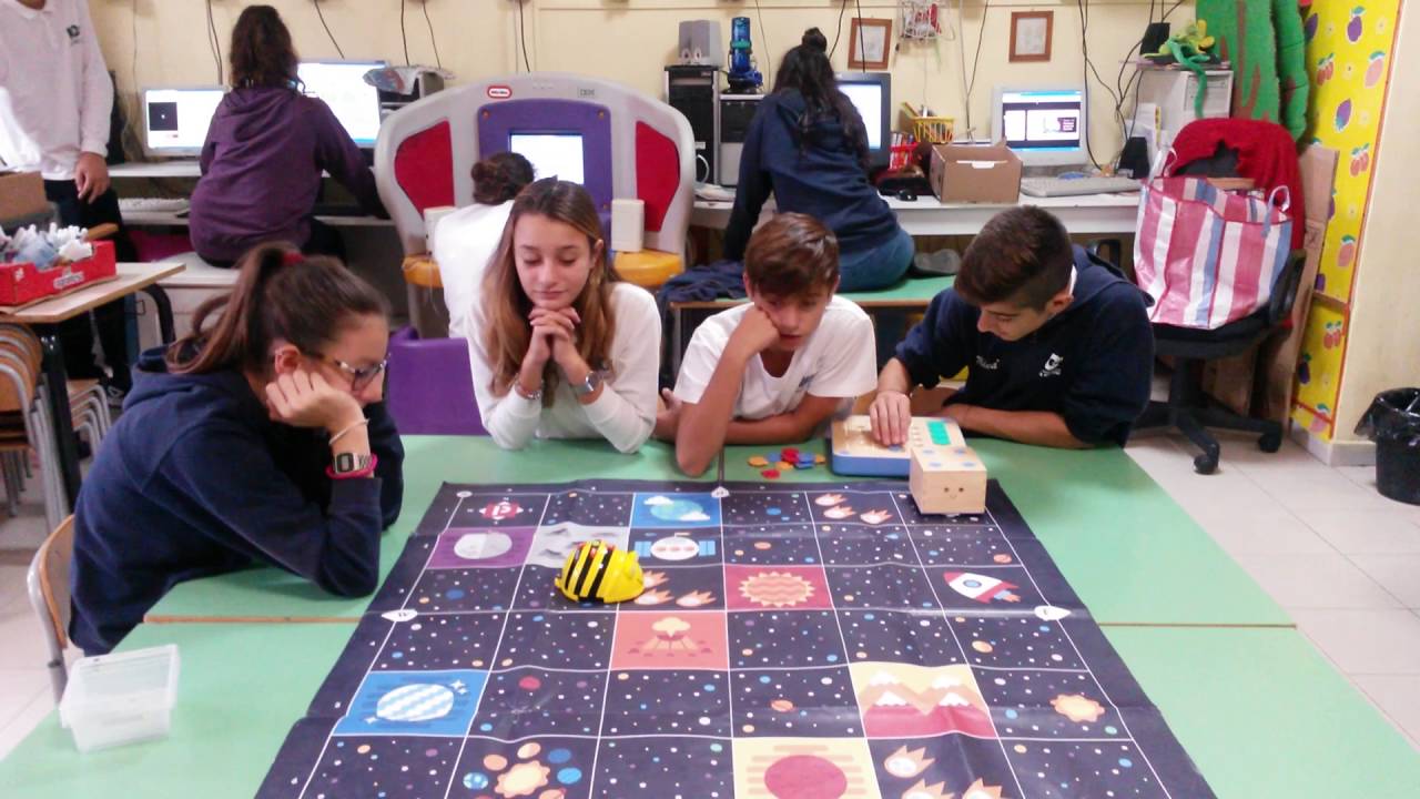 I grandi alla scoperta di Cubetto e di Bee Bot 10 - YouTube