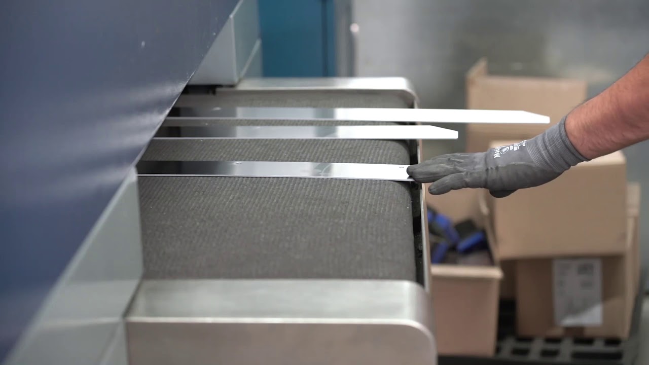 Blechteile entgraten - LASERHUB - YouTube