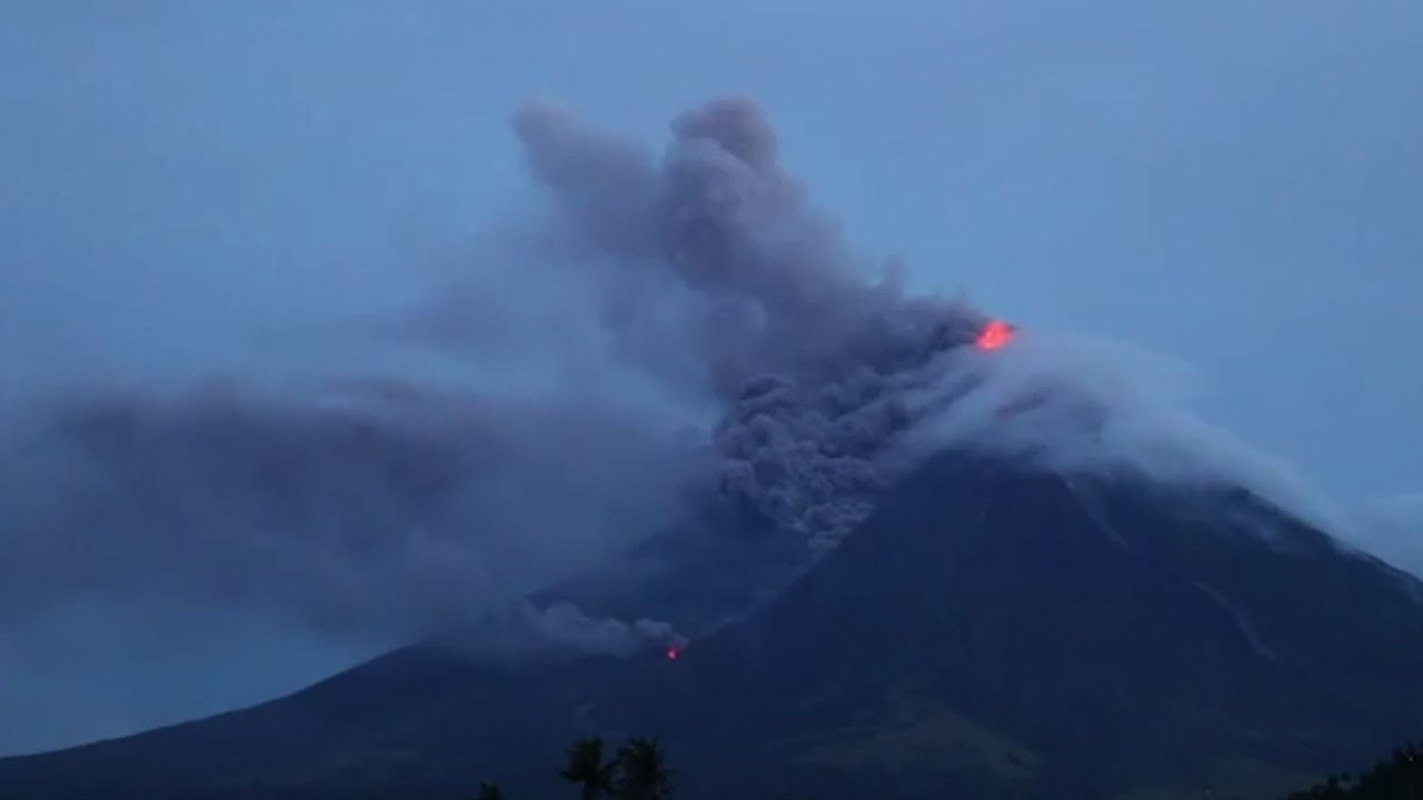 Thousands Filipino Volcanic Eruption - YouTube