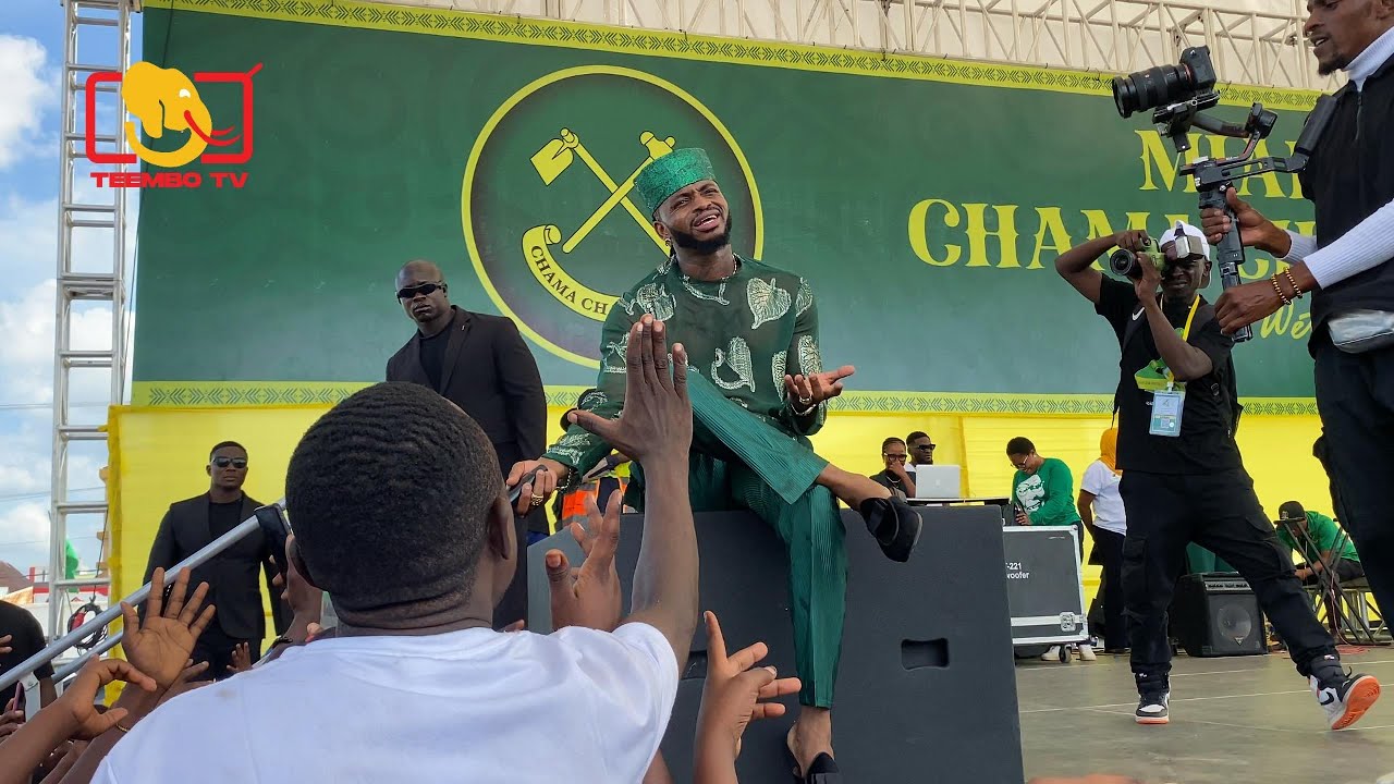 DIAMOND PLATINUMZ AKITOA MACHOZI YA DHAHIRI MBELE YA MAMA NA GNAKO ...