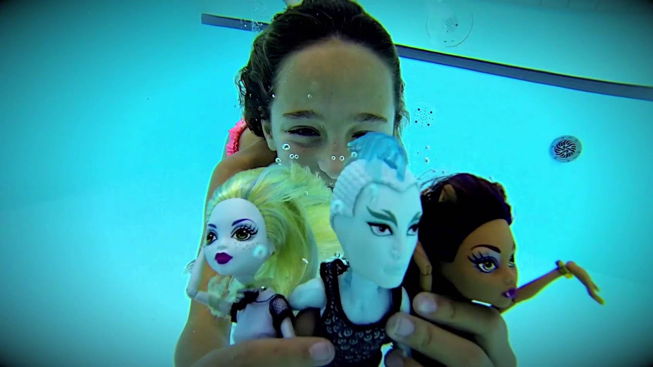 Carla Underwater - Playing with my dolls underwater - YouTube